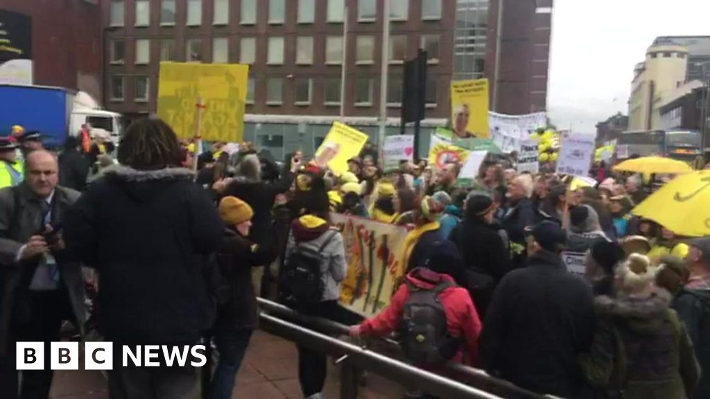 Protestors support anti-fracking activist Tina Rothery - BBC News