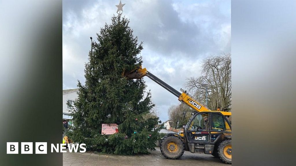 Wonky Haverhill Christmas tree outside a Wetherspoons 'de-wonked' - BBC ...