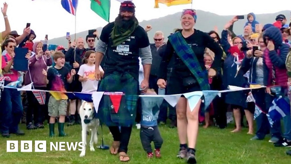 Ex-para Chris Lewis raises £500,000 in UK coast walk - BBC News