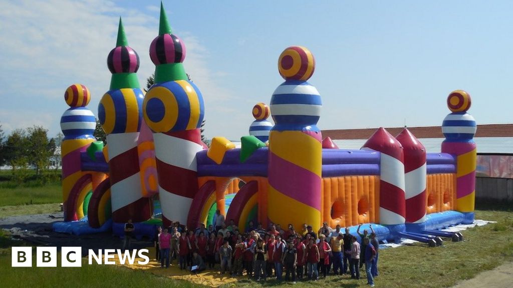 Common People: 'World's biggest' bouncy castle arrives - BBC News