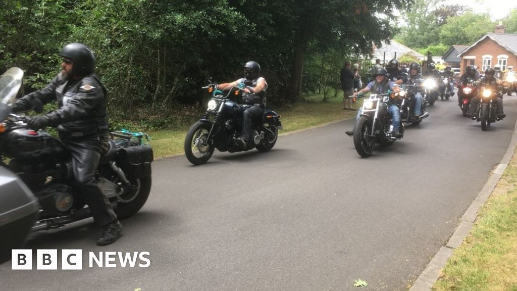 Hundred bikers mark Sway woman's 100th birthday - BBC News