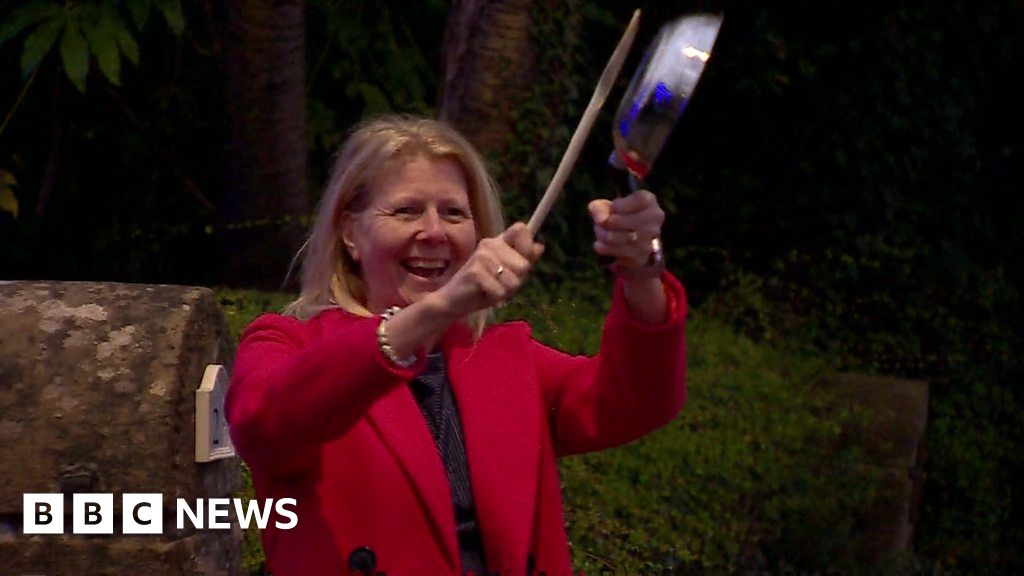 Clap for Carers: UK applauds NHS staff and key workers