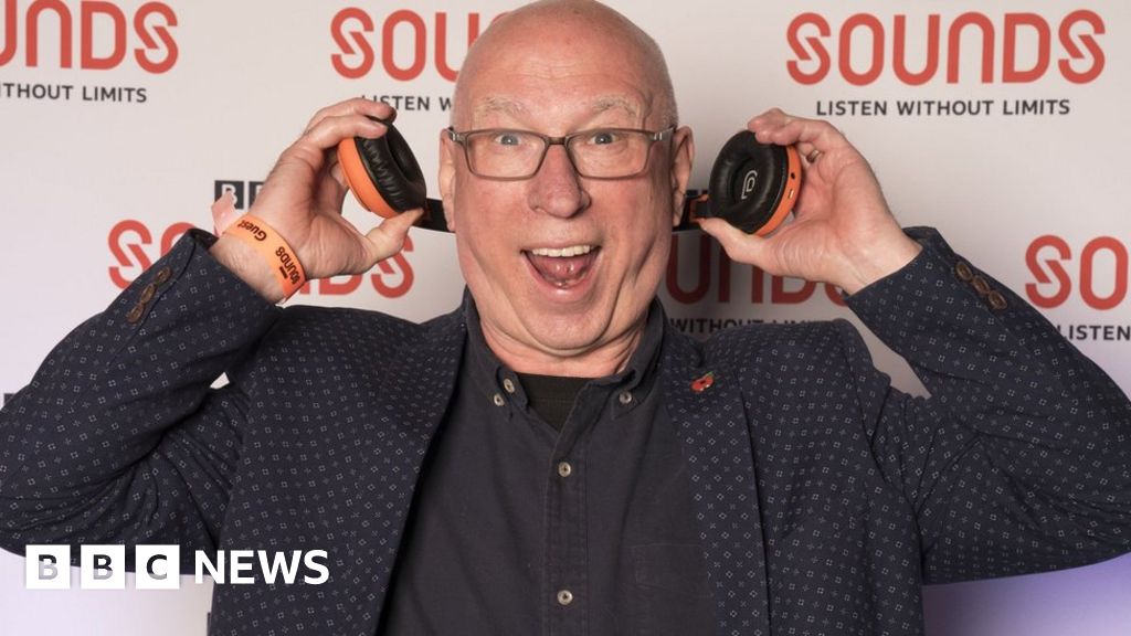 Popmaster: Coin toss decides Radio 2 quiz winner for first time - BBC News