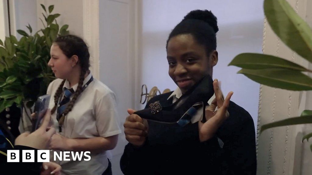 London: Pupils inspired to be next-generation lawyers - BBC News