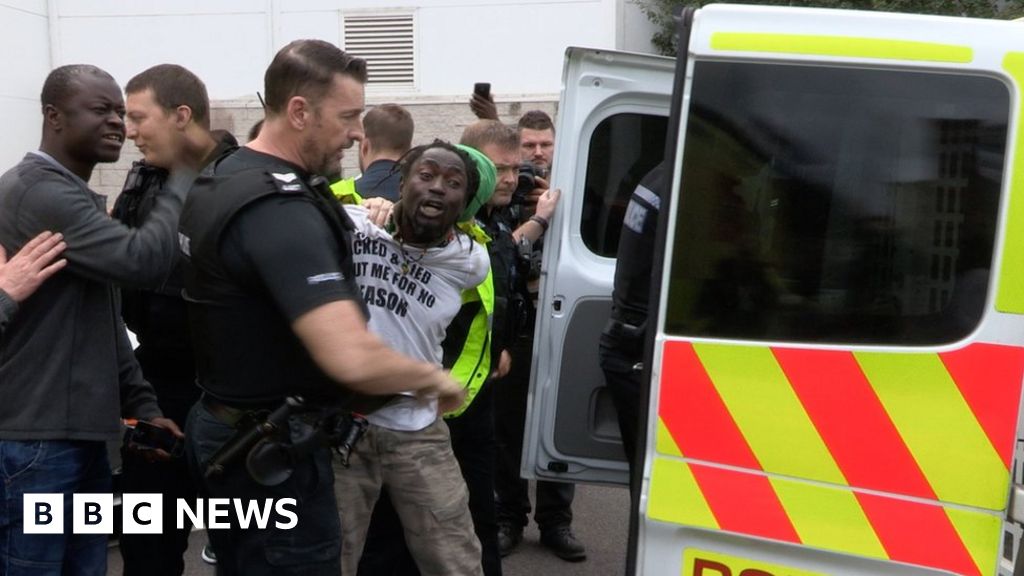 Security guard's Tesco Reading roof protest ends after 21 hours - BBC News