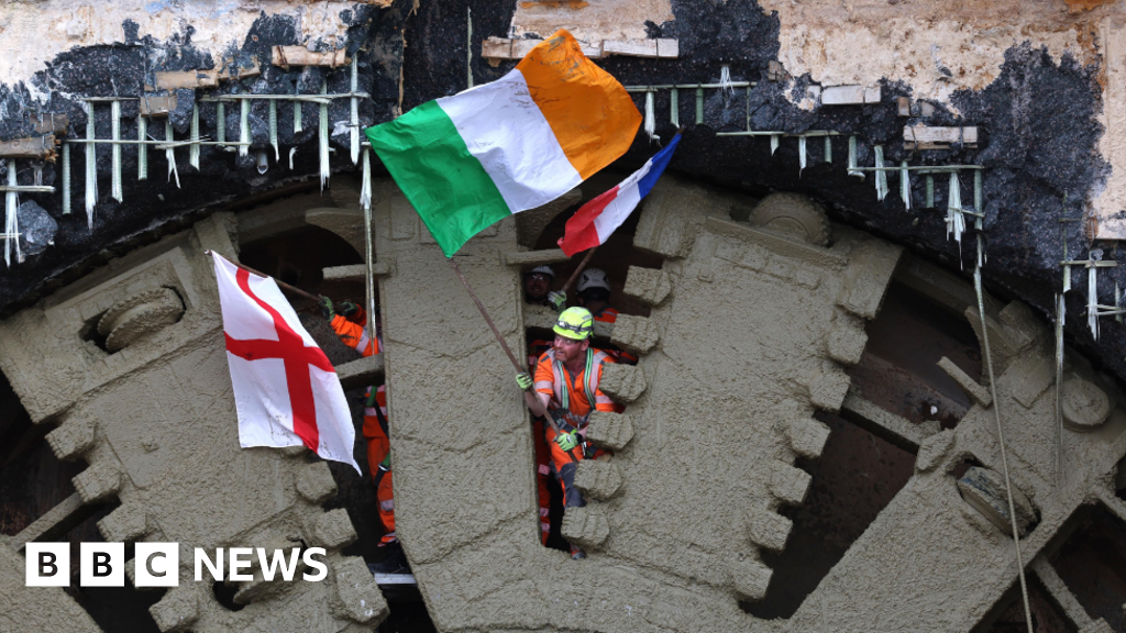 HS2 tunnelling machine completes journey in Buckinghamshire - BBC News