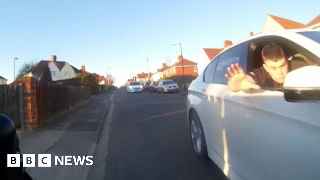 Driver filmed trying to push cyclist off bike in Bristol - BBC News