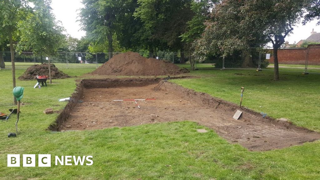 Lincoln: Budding archaeologists to assist The Lawn excavation - BBC News