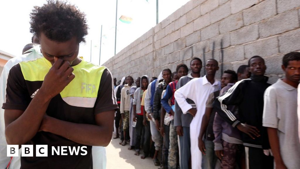Migrant crisis: EU to boost Africa aid to stem influx - BBC News