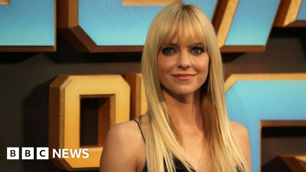 Anna Faris thanks fans after split from Chris Pratt - BBC News