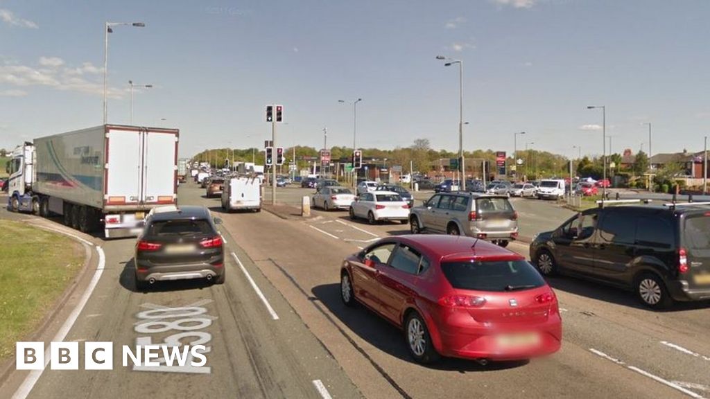 Motorists warned of delays during Windle Island roadworks - BBC News