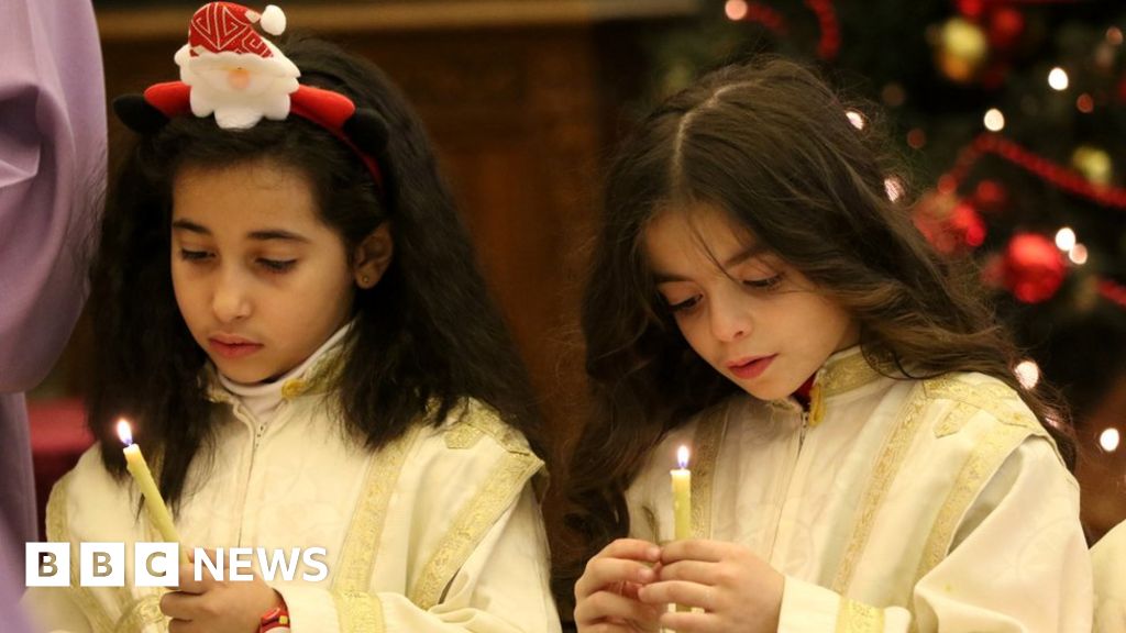 Pope Francis urges peace in conflict zones in Christmas address - BBC News
