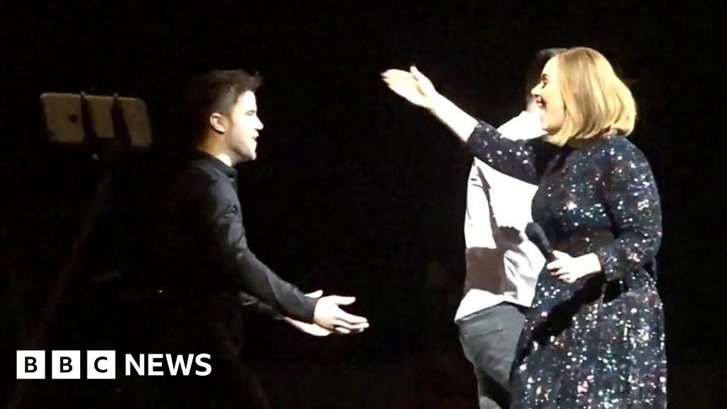 Adele invited two fans on stage to sing at her concert in Dublin - BBC News