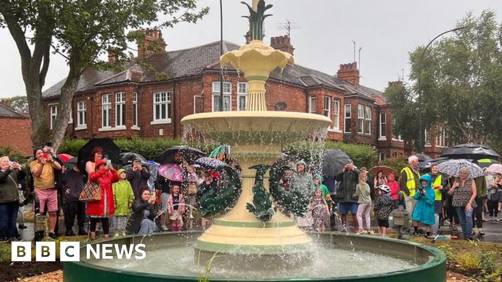 Ceremony held for Hull fountain's official switch on - BBC News