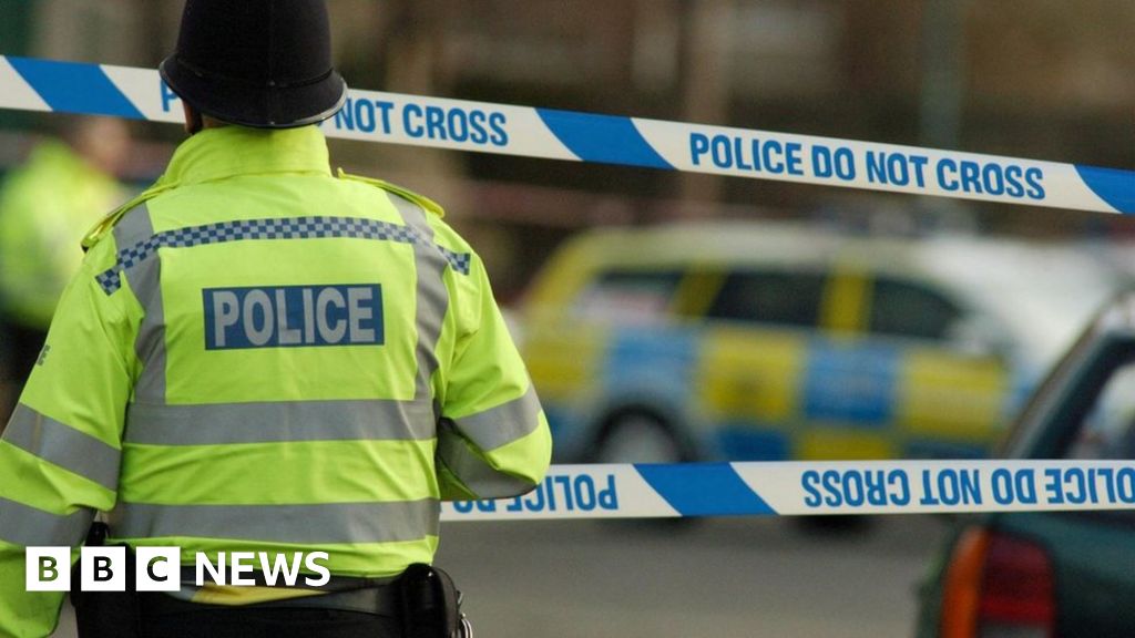Leeds: Two arrested on suspicion of terror offences - BBC News