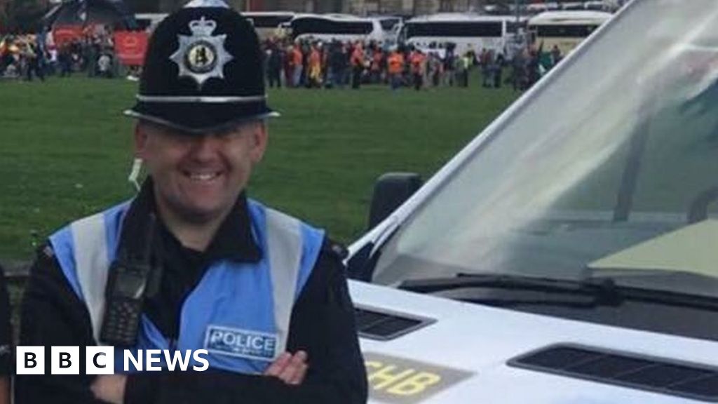 Nuneaton policeman buys McDonalds for rough sleepers - BBC News
