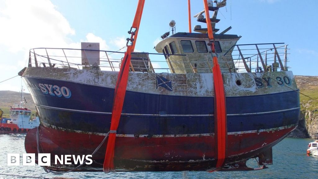 CalMac ferries lifejackets were involved in fatal Louisa sinking - BBC News
