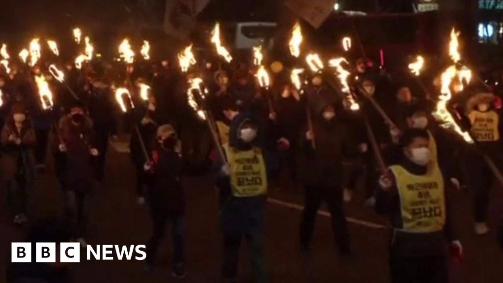 Seoul rally against South Korea's President Park - BBC News