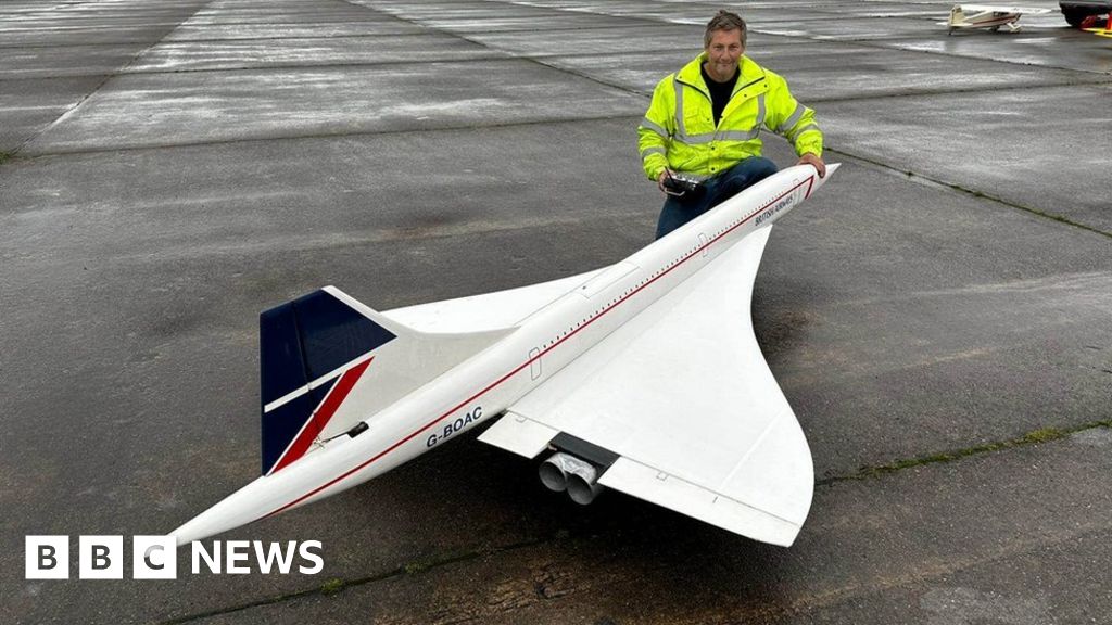 Concorde model to take to the skies in honour of anniversary - BBC News
