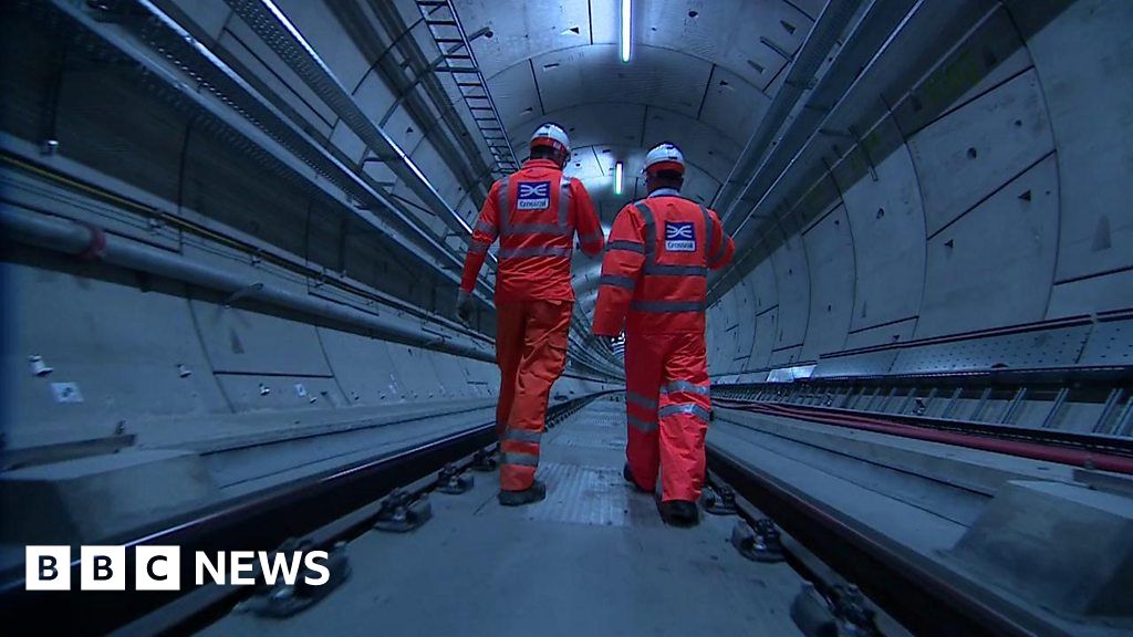 Walking through the tunnels of Crossrail - BBC News