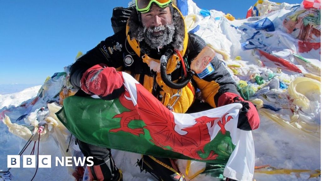 Explorer Richard Parks forced to end Everest expedition - BBC News