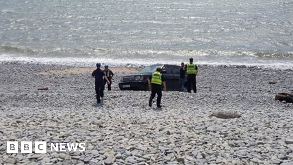 Stuck driver rescued from Cold Knap beach pebbles in Barry - BBC News