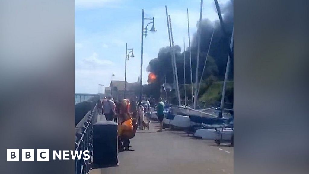 Mumbles Pier: Smoke as building burns near Swansea coast - BBC News