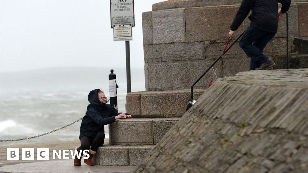 Hurricane Ophelia: Three killed as storm lashes Ireland - BBC News