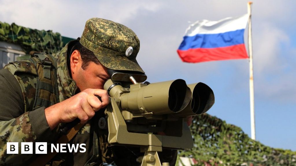 Ukraine conflict: Russia completes Crimea security fence - BBC News