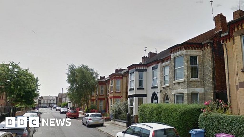 Attackers stab two men in parked car in Liverpool - BBC News
