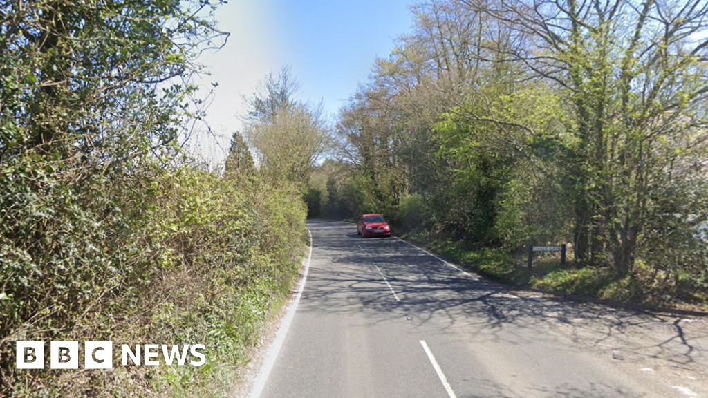 Goudhurst: Man killed when his motorcycle leaves the A262 road - BBC News