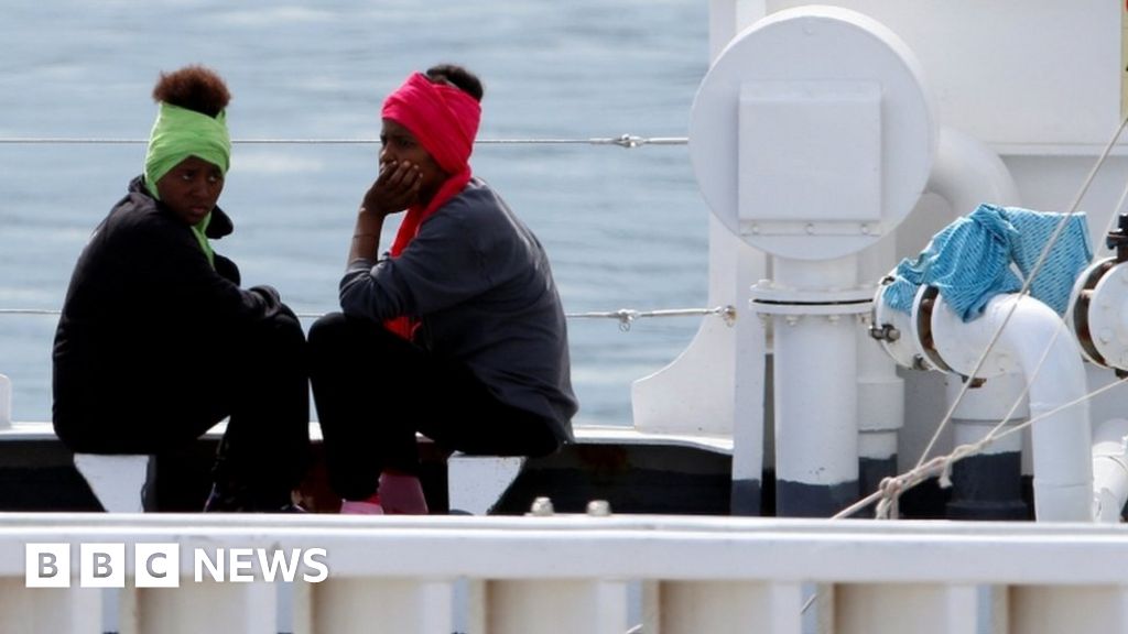 Italy migrant row: Rescue ship allowed to disembark in Sicily