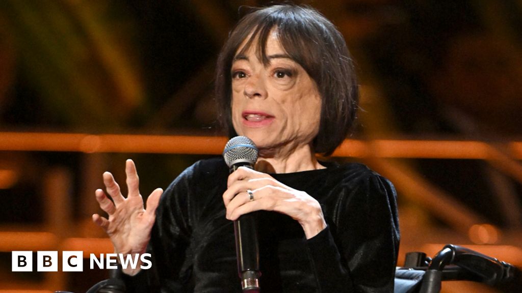 Liz Carr calls for theatres to host facemask-only performances - BBC News