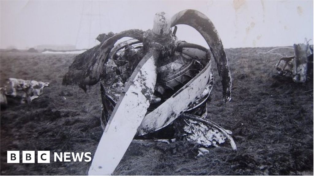 Winter Hill disaster: Air crash victims remembered - BBC News