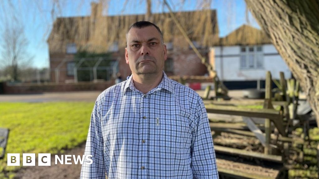 Nottinghamshire: Flooded pub reopens 'thanks to community help' - BBC News