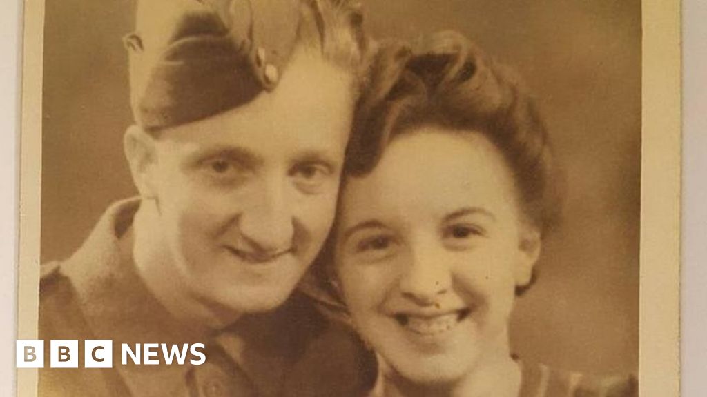 WW2 sweethearts to wed 70 years after break-up - BBC News