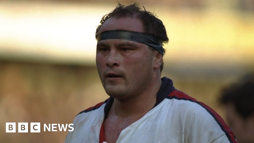 Brian Moore, former England player, suffers heart attack - BBC News