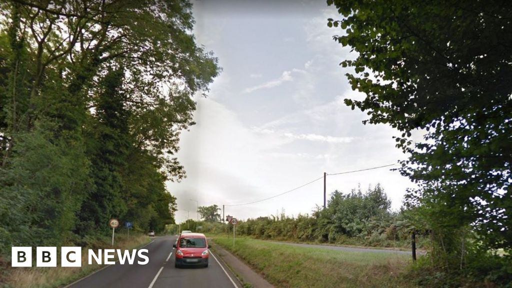 Two cyclists killed in High Wycombe car collision - BBC News