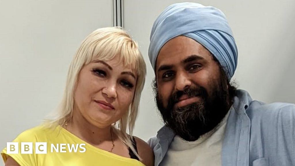 Ukraine war: Group brings washing machines to refugees - BBC News