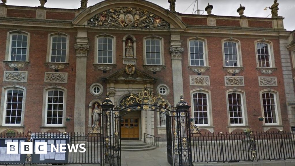 Worcester: Plans to house more asylum seekers - BBC News