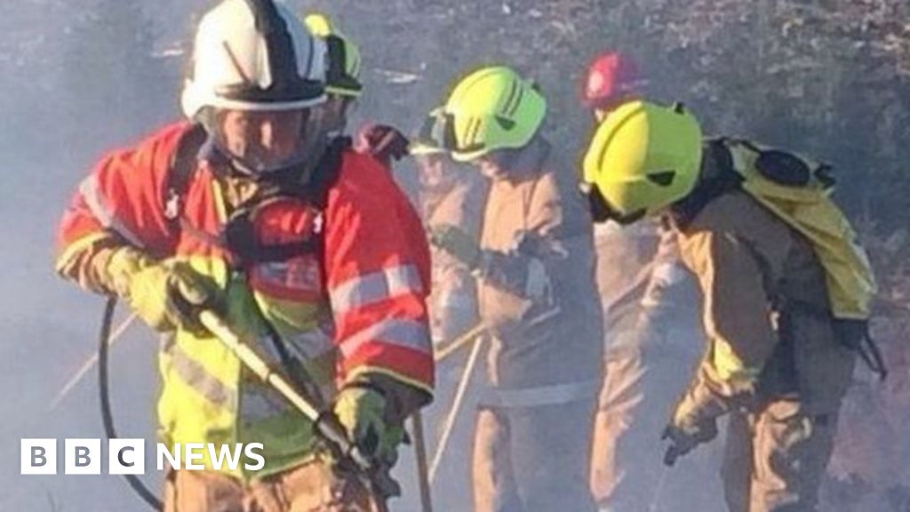 Crews battle wildfire at Sandness in Shetland - BBC News