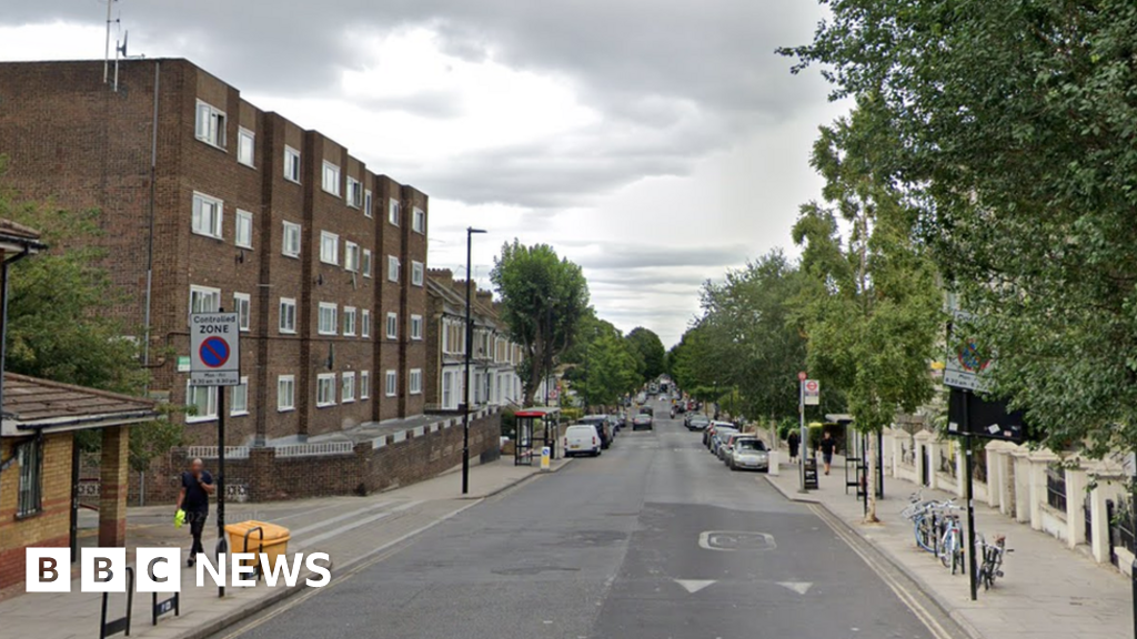 Islington: Murder arrest after man dies from stab wounds - BBC News