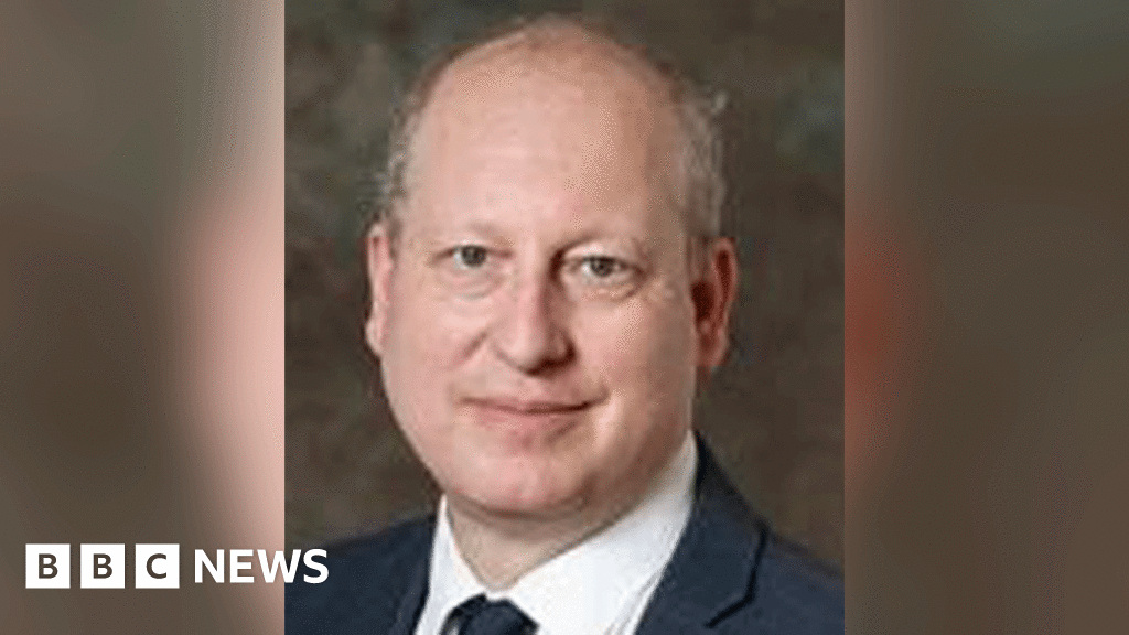 Harlow Council leader steps down to 'pursue dreams' - BBC News