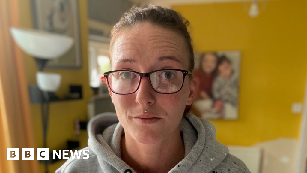 Mum's children 'stressed and sad' after hotel move - BBC News