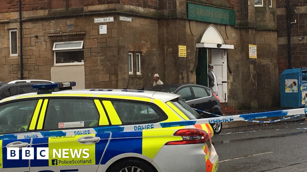 Two men arrested after funeral brawl at Glasgow mosque - BBC News