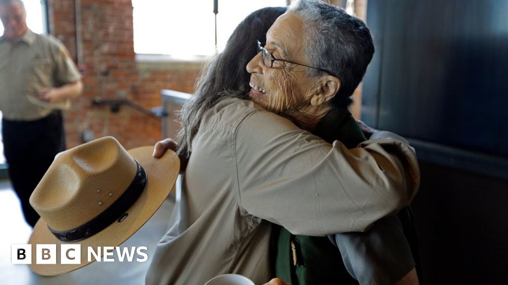 US's oldest park ranger, 94, back at work after attack - BBC News