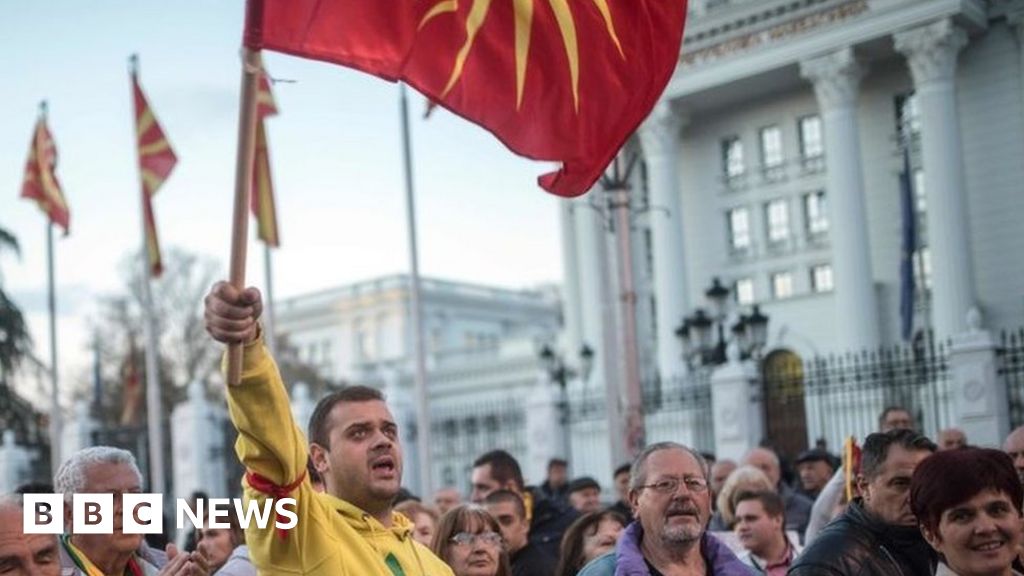 Macedonia's president blocks new coalition government - BBC News