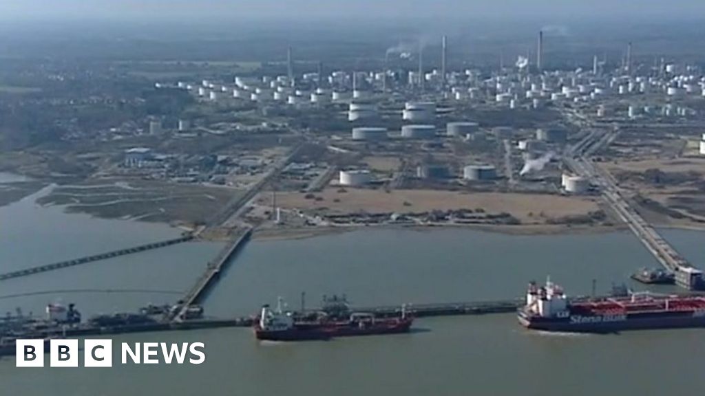 Fawley Refinery: Officials investigate 'loud bang' at site - BBC News