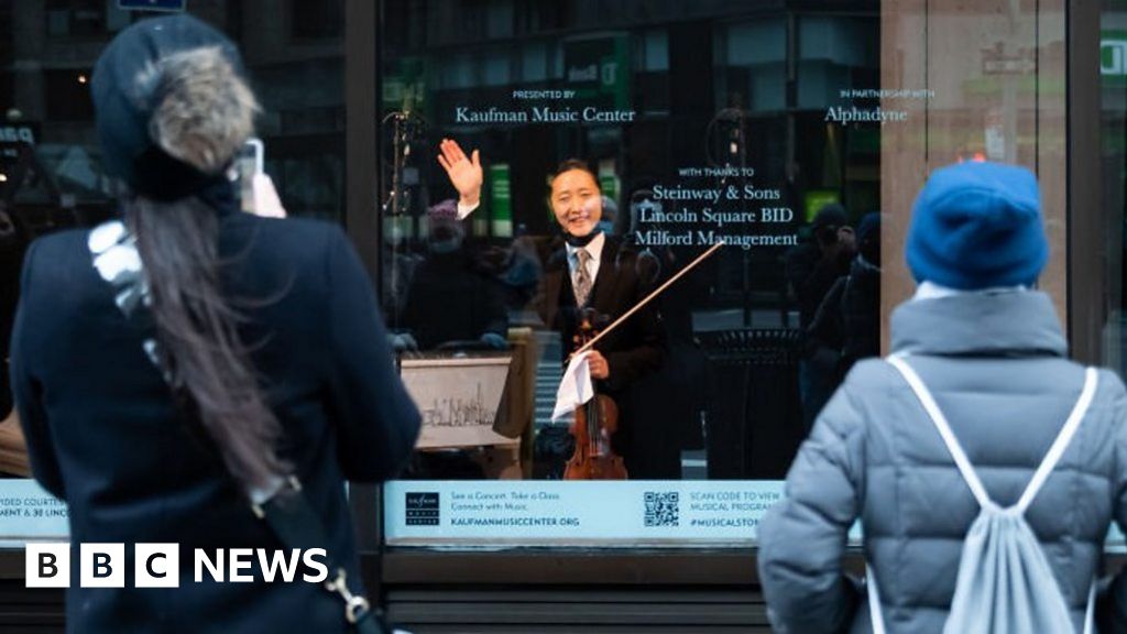 Live music is back... behind a New York shop window - BBC News