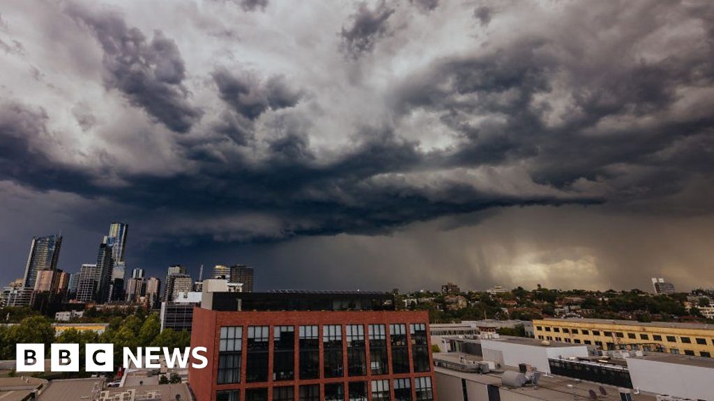 Australia: Storms lash state of Victoria - BBC News